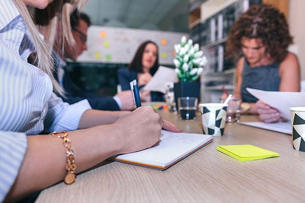 Gesprächsprotokoll schreiben: Tipps & Vorlage